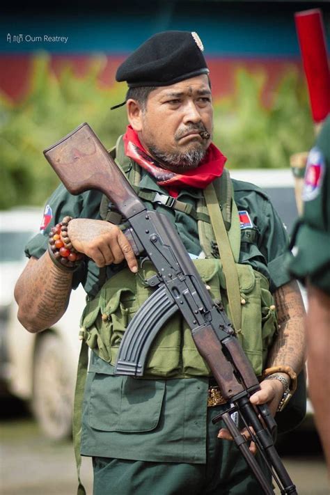 មរតកកម្ពុជា ខ្លែងឯក ខ្លែង គឺជា វត្ថុ លេង ម្យ៉ាង ដែល អាច ហោះ បាន ដោយសារ កម្លាំង ខ្យល់ ទាញ