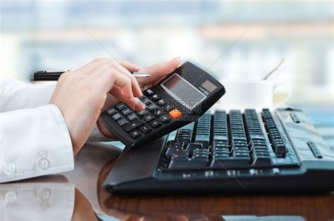 手拿着铅笔在文件上按计算器按钮高清图片下载 正版图片 摄图网