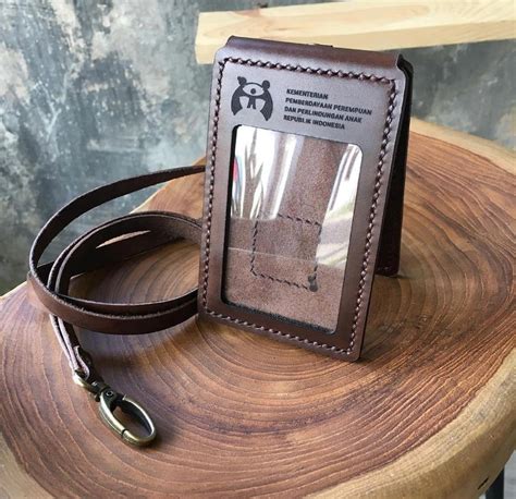Model 1 Best Seller Leather Vertical Id Holder Magnetic And Engraving