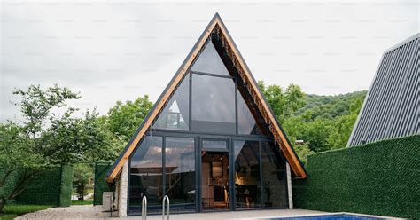 마당에 수영장이 있는 집 사진 Unsplash의 모던 하우스 이미지