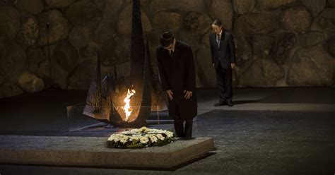 日 다로 외상 유대인 모자 쓰고 고개 숙여 홀로코스트 추모