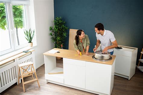 새 아파트의 부엌에 부엌 싱크대를 설치하는 젊은 사랑스러운 커플 여자에 대한 스톡 사진 및 기타 이미지 여자 측정 측정 장치 Istock