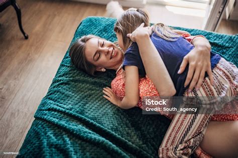 어머니와 딸이 함께 즐기고 침실에서 즐거운 시간을 보내고 있습니다 2명에 대한 스톡 사진 및 기타 이미지 2명 가정 생활 가족 Istock