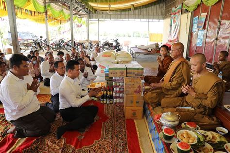 ឯកឧត្តម ឌី វិជ្ជា និងលោកជំទាវ ហ៊ុន ម៉ាណា ប្រគេនទៀនព្រះវស្សា