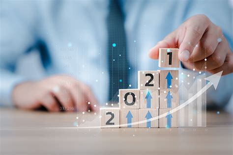 2021 성공과 성장 개념에 사업 개발 사업가는 성장하는 그래프에 나무 블록을 배열하려고합니다 30 34세에 대한 스톡 사진 및 기타 이미지 Istock