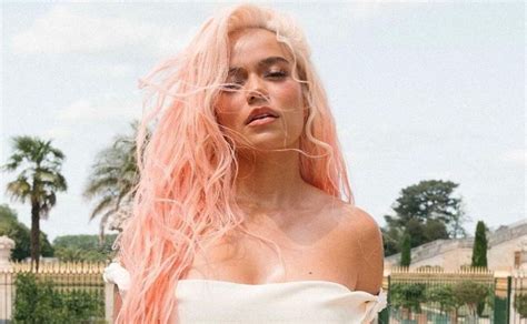 Karol G En Mini Falda Enamora Con Feminidad Desde El Escenario