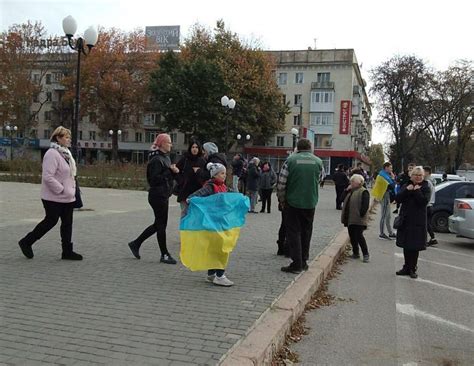 Flag Of Freedom Flies Over Kherson As Russian Troops Flee The City Daily Mail Online