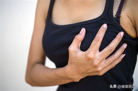 胸部痛怎么回事（女性胸部反复出现疼痛？多半与这些因素有关，需尽早就医检查！） 说明书网