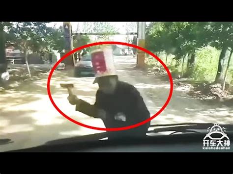 開車突遇一板斧碰瓷短裙迎風舞開車大神 YouTube