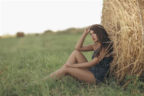 Девушка в нижнем белье на кровати картинки