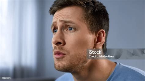 심각한 남자 얼굴 희망 기대 팬 우승 목표에 대 한 대기의 표현 기대에 대한 스톡 사진 및 기타 이미지 기대 팬 사람의 역할 가까운 Istock