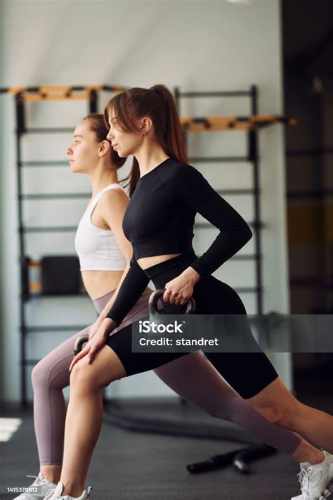 웨이트 리프팅 운동복을 입은 두 명의 여성이 체육관에서 함께 피트니스 데이를 갖습니다 20 24세에 대한 스톡 사진 및 기타 이미지 20 24세 2명 가냘픈 Istock