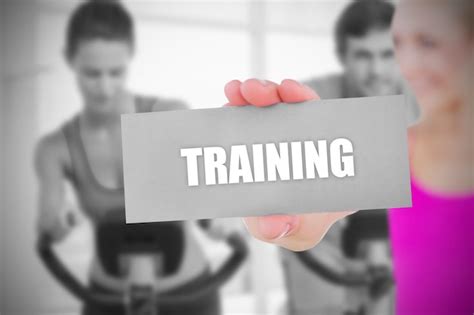 Tarjeta De Retención Rubia En Forma Que Dice Entrenamiento Contra Clase De Spinning En El