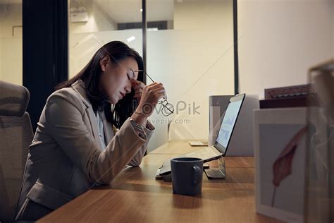 밤에 야근을 하는 직장 비즈니스 우먼 사진 무료 다운로드 Lovepik