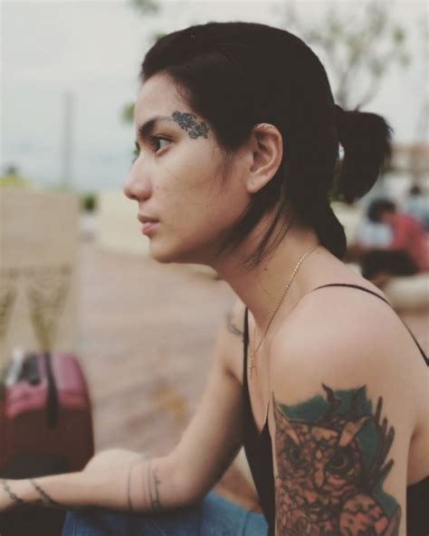 11 Artis Cewek Yang Bertato Punya Makna Tersendiri