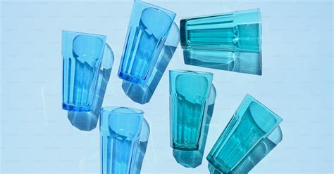 테이블 위에 놓인 파란 유리 꽃병 무리 사진 Unsplash의 유리 그릇 이미지