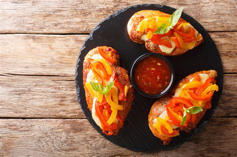 보드에 치즈와 피망 클로즈업으로 구운 매운 케이준 필레 치킨 가로 맨 위 보기 0명에 대한 스톡 사진 및 기타 이미지 0명 건강한 식생활 검은색 Istock