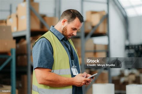 창고 근로자 및 전자 상거래 사업가가 물류 운송 또는 온라인 쇼핑 공장에서 전화로 체크리스트를 작성했습니다 공급망 소매 및화물 배달 사람 수출 포장 또는 택배 공장 창고에