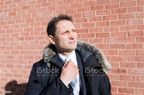 잘생긴 매력적인 젊은 심각한 불행 선미 사업가 근접 촬영 얼굴 세로 서 벽돌 벽 넥타이 양복과 넥타이 밖에 인터뷰에 고정 앞 가을에 대한 스톡 사진 및 기타 이미지 Istock