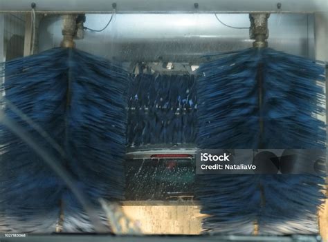 자동차 자동 회전 세척과 역 세척 작업에 브러쉬 자동 Conveyorized 터널 세차 세차장에 대한 스톡 사진 및 기타 이미지