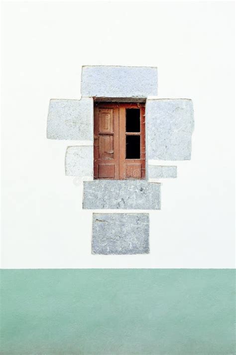 Ventana De Madera Antigua Con El Adorno De Piedra En La Pared Blanca