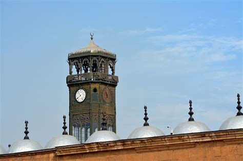 무하마드 알리 파샤의 위대한 모스크 또는 카이로 성채의 설화 석고 모스크 살라 엘 딘 성 카이로의 시계탑 성채 시계는 수십 년 동안 이집트 최초의 공개 똑딱 시계입니다 0