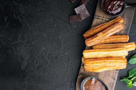 초콜릿 캐러멜 소스를 곁들인 맛있는 츄로스 검은 색 배경 상단 보기 플랫 레이 텍스트 공간 카피 스페이스 0명에 대한 스톡 사진 및 기타 이미지 Istock