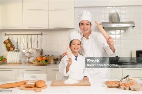 젊은 아시아인 아버지와 그의 아들은 요리사 유니폼을 입고 집 부엌에서 함께 빵을 굽고 있다 2명에 대한 스톡 사진 및 기타 이미지 2명 가정 생활 가정 주방 Istock