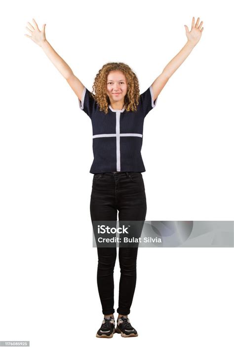 성공 긍정적 인 감정 자유 개념 행복한 십대 소녀 곱슬 머리의 전체 길이 초상화는 흰색 배경에 고립 된 카메라를 보고 팔을 펼치고 있습니다 여자에 대한 스톡 사진 및 기타