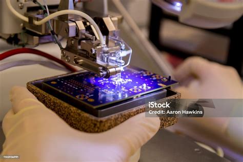 Pcb 인쇄 회로 기판에 실리콘 칩 및 전자 장치를 부착 하는 데 사용 되는 와이어 본 더 제조에 대한 스톡 사진 및 기타 이미지 제조 유대감 렌즈 광학 기기