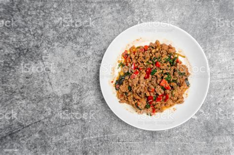 회색 콘크리트 테이블에 거룩한 바질이 있는 다진 돼지고기를 볶은 상단 보기 0명에 대한 스톡 사진 및 기타 이미지 0명 거리 건강한 생활방식 Istock