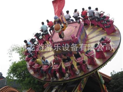 高空转圈的游乐设施 空中旋转的游乐设施 游乐场可以升高转圈的 大山谷图库