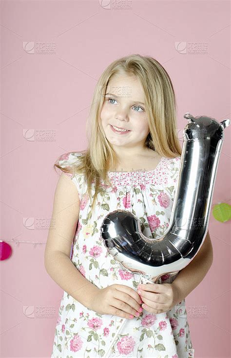 那个小女孩正在环球旅行