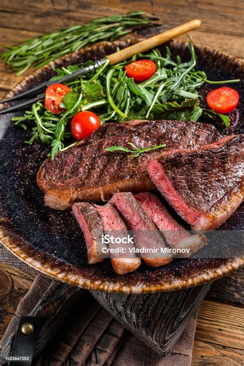 바베큐 그릴 컵 럼프 쇠고기 고기 스테이크 접시에 야채 샐러드 나무 배경 위쪽 보기 검은색에 대한 스톡 사진 및 기타 이미지 검은색 고기 구이 Istock