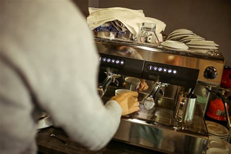 바에서 커피를 만들기 위해 커피 머신을 사용하는 바텐더 기업 재무와 산업에 대한 스톡 사진 및 기타 이미지 기업 재무와 산업 기업가 남성 Istock