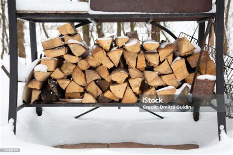 그릴에서 스노 드리프트 소나무와 자작나무에서 다진 장작을 따라 거리의 눈 밑에서 바베 큐를 합니다 여름을 기다리고 있습니다 눈 냉동상태의 물에 대한 스톡 사진 및 기타