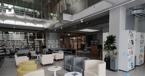 흰색과 회색 단면 소파 사진 Unsplash의 무료 의자 이미지