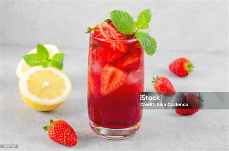 딸기 음료 상쾌한 여름 칵테일 레모네이드 아이스티 밝은 배경에 빨간 차가운 음료 0명에 대한 스톡 사진 및 기타 이미지 0명 과일 냉동된 Istock