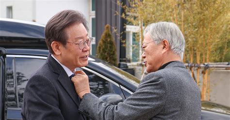 [이재명 당선 확실]피습 부위 살펴보는 문재인 전 대통령