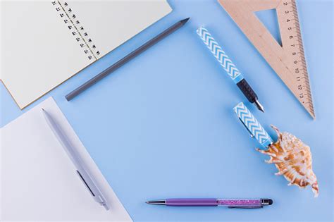 학교 개념으로 돌아갑니다 파란색 배경에 학교 문구와 조개 파스텔 배경에 펜 연필과 곤 맨 위 보기 복사 공간 개념에 대한 스톡 사진 및 기타 이미지 Istock