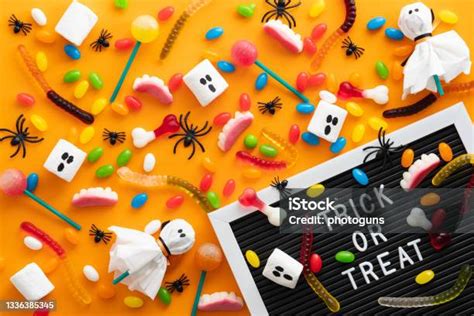 해피 할로윈 휴일 개념 할로윈 사탕과 장식 텍스트 트릭 또는 오렌지 배경에 치료 편지 보드 플랫 레이 상단 뷰 오버헤드 사탕에 대한 스톡 사진 및 기타 이미지 Istock