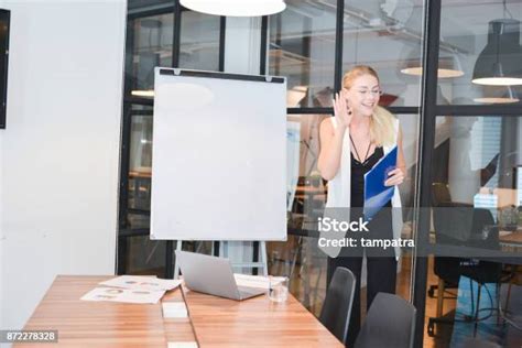 빈 화이트 보드에 프로젝트를 제시 하는 비즈니스 금발 여자 가리키기에 대한 스톡 사진 및 기타 이미지 가리키기 공란 교사