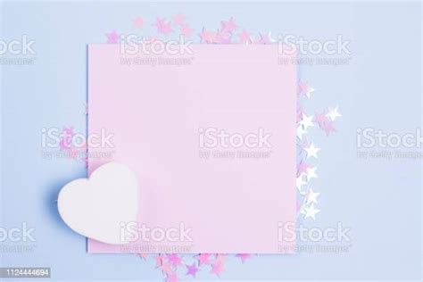 파스텔 핑크 빈 카드 Mockup과 흰색 나무 심장 흩어져 핑크 반짝이 별 파스텔 파란색 배경에 텍스트에 대 한 장소입니다 Gbar 스타일입니다 0명에 대한 스톡 사진 및