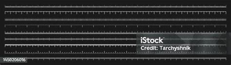 분할이 있는 다양한 측정 스케일 길이 또는 높이를 센티미터 밀리미터 또는 인치로 측정하기위한 사실적인 화이트 스케일 눈금자 테이프 측정 표시 크기 표시기 벡터 일러스트 레이