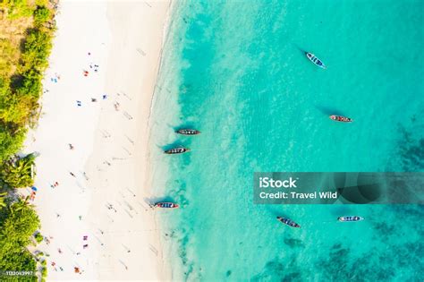 위에서 보기 하얀 모래와 청록색 맑은 물 롱테일 보트와 사람들 일광욕 자유 해변 푸 켓 태국 아름 다운 열 대 해변의 공중 보기 시크릿 비치에 대한 스톡 사진 및 기타