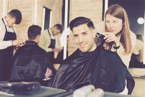 전기 트리머와 남성을 위한 헤어 스타일을 만드는 여자 이발소 감정에 대한 스톡 사진 및 기타 이미지 감정 고객 긍정적인 감정 표현 Istock