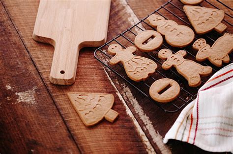 흰색 수건과 복사 공간 어두운 나무 소박한 배경에 베이킹 랙에 갓 구운 생강 쿠키 휴일 생강 남자 0명에 대한 스톡 사진 및 기타 이미지 Istock