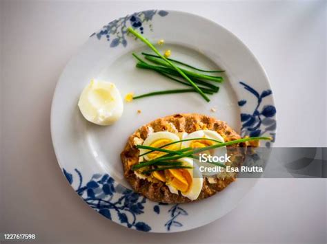 클래식 카렐리안 페이스트리 또는 카렐리안 파이 또는 카렐리안 피로그 또는 핀란드 카르잘란피이라카 핀란드 에스토니아 북부 러시아에서 먹는 카렐리아 지역의 전통 페이스트리 또는