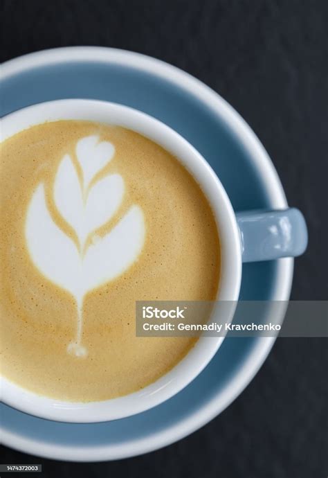 플랫 레이에 신선한 카푸치노 커피 한잔 향기로운 이탈리아 뜨거운 음료 위에서 직접 테이블 위에서 촬영 0명에 대한 스톡 사진 및 기타 이미지 Istock