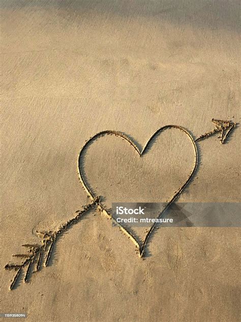 바다 팔로렘 비치 고아 인도 바다 전망과 황금 모래에 막대기로 손으로 그리는 개념 소셜 미디어 사진에 그려진 화살표와 사랑의 마음과 햇볕이 잘 드는 해변의 이미지 0명에